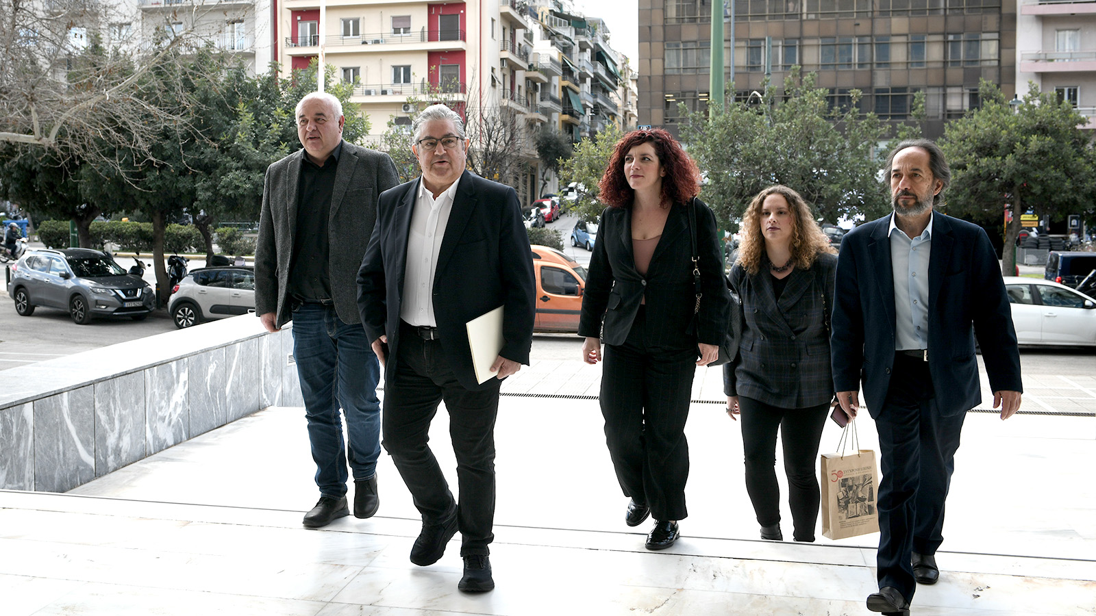 KKE | Επίδοση του Πορίσματος της ΚΟ του ΚΚΕ για την εξεταστική επιτροπή ...