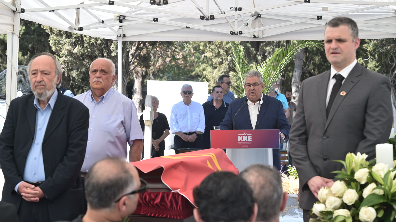 KKE | Αποχαιρετισμός του Δημήτρη Κουτσούμπα στον ΓΓ της ΚΕ του Συριακού ...